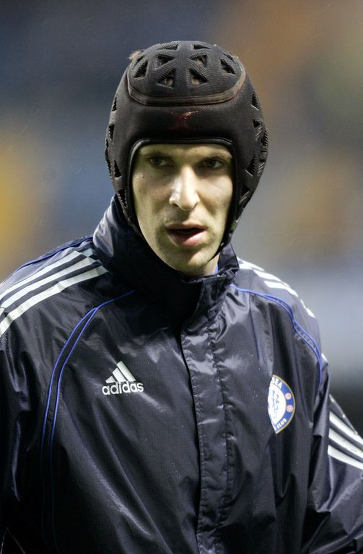 Chelsea' väravavaht Petr Cech kibeleb jalgpalliväljakule
